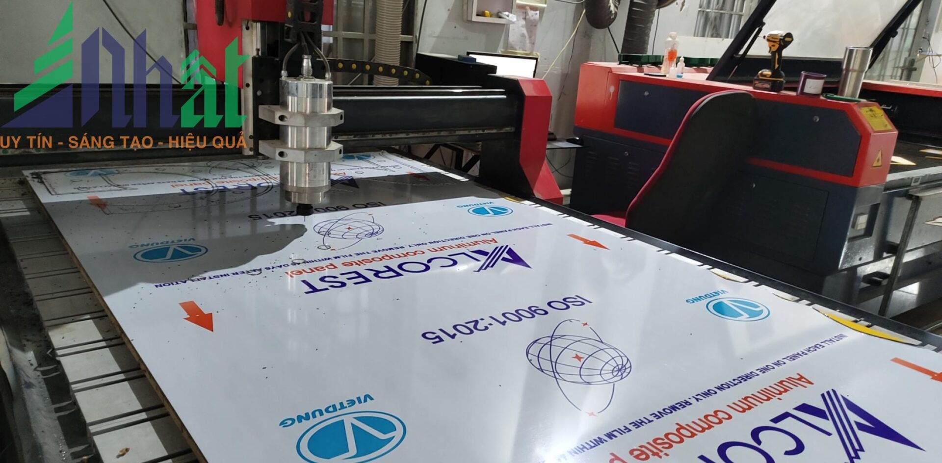 Quy trình thi công logo công ty xây dựng đẹp - Quảng Cáo Nhất