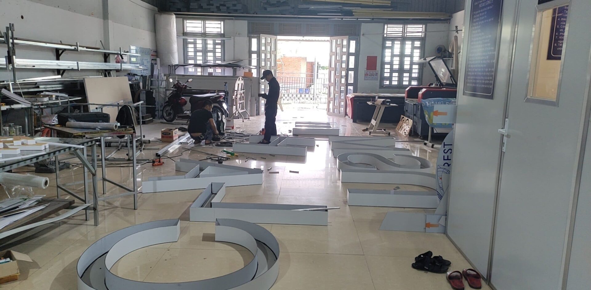 Dự án thiết kế bảng hiệu HM.CLAUSE - Quảng Cáo Nhất